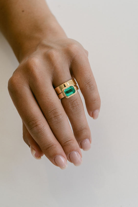 Emerald Cut Emerald Retro Bezel Ring – Cavalier Gastown